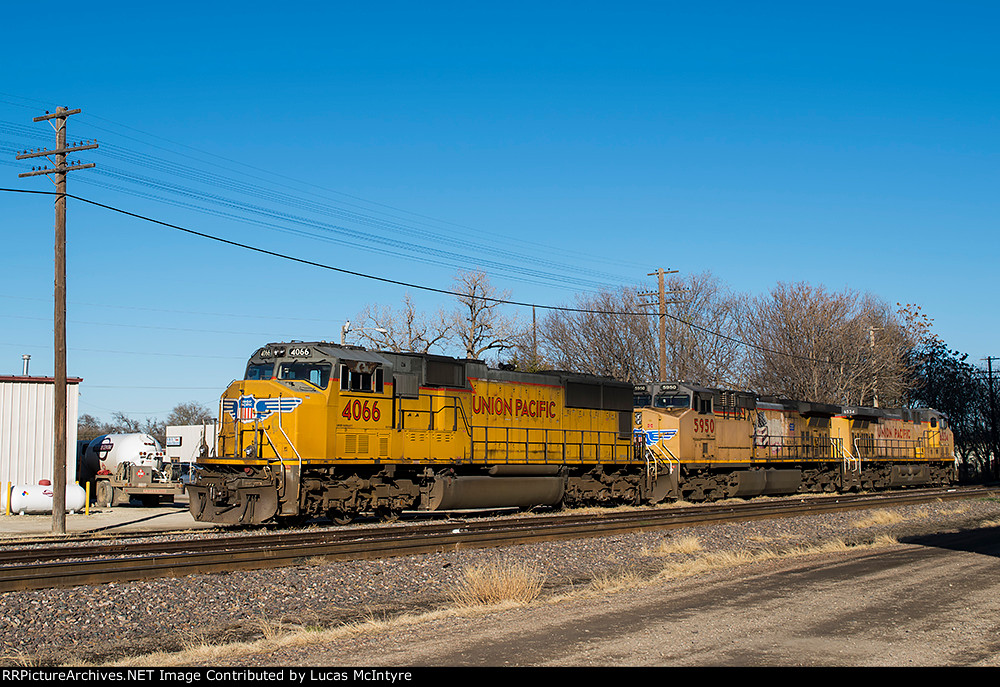 UP 4066 tied down UP power